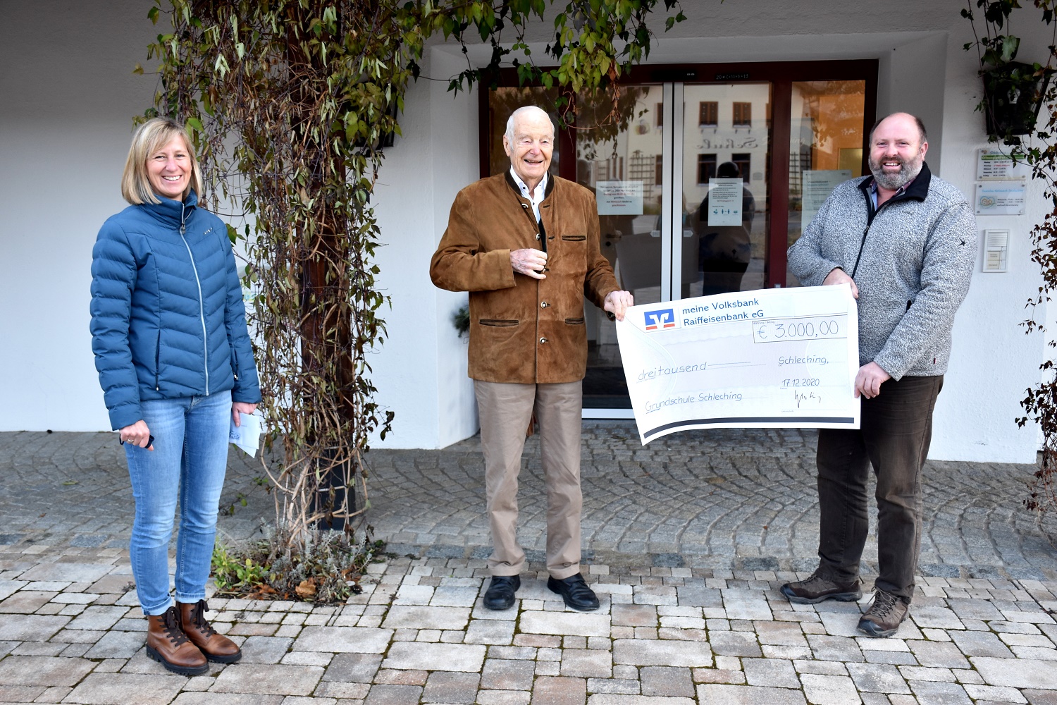 Dr. Bodo Sperling übergibt Spende an die Gemeinde - Schleching im ...